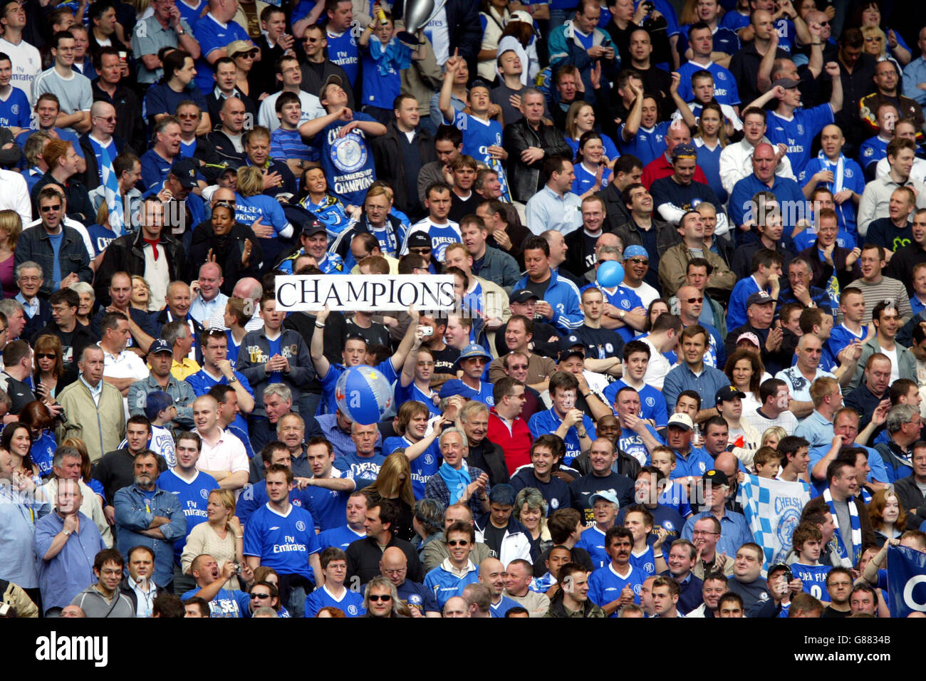 Chelsea fans show support for team hi-res stock photography and images ...