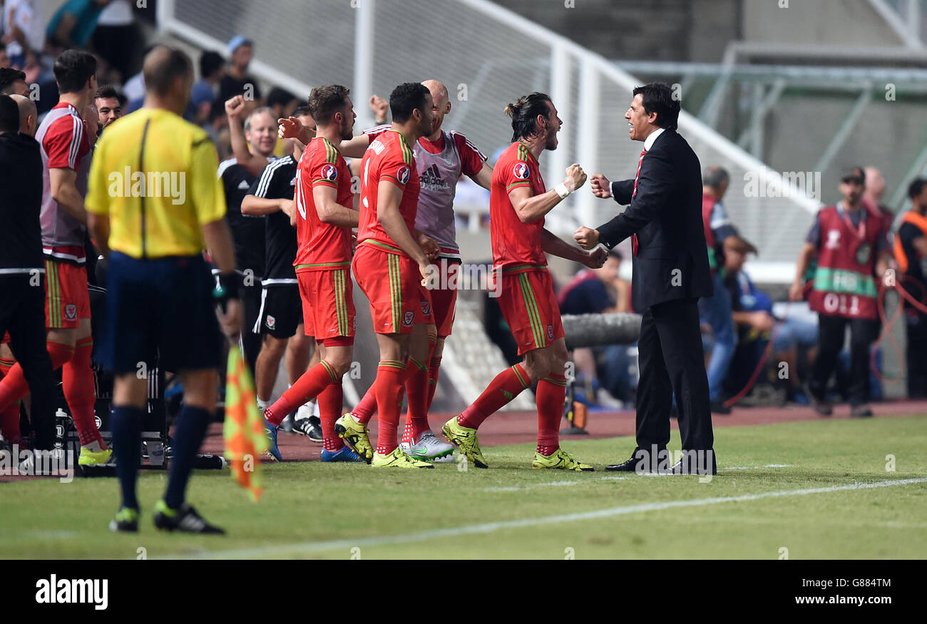 Wales Gareth Bale celebrates with manager Chris Coleman on the ...