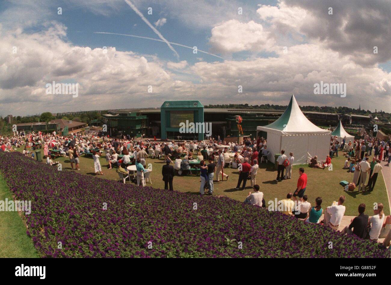 Tennis - Wimbledon Championship. The Henman Hill, outside court 1 Stock ...
