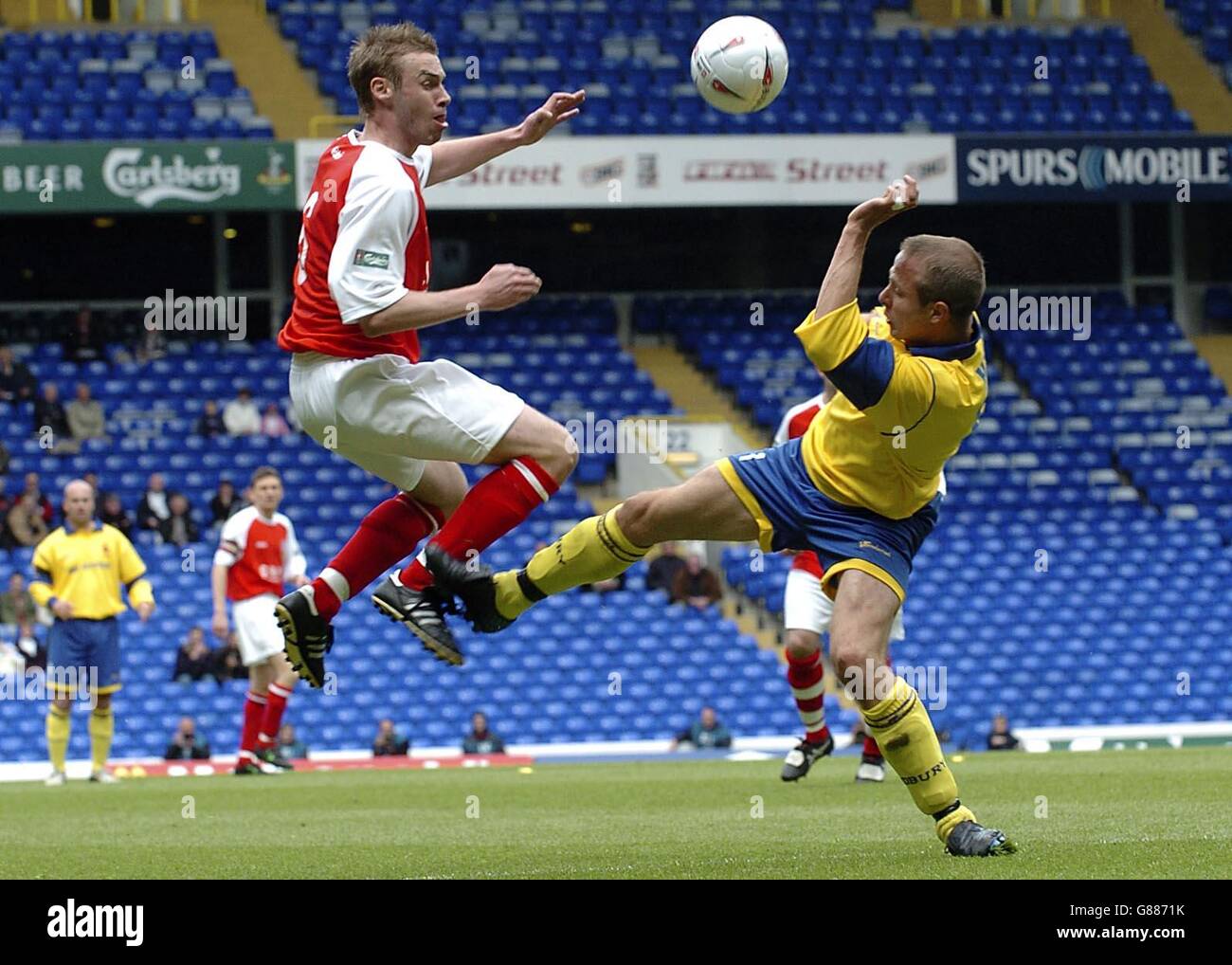 Afc sudburys david head fouls didcot towns andy parrott hi-res stock ...
