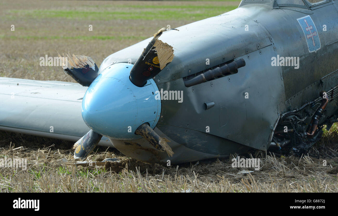 Spitfire emergency landing in field Stock Photo - Alamy