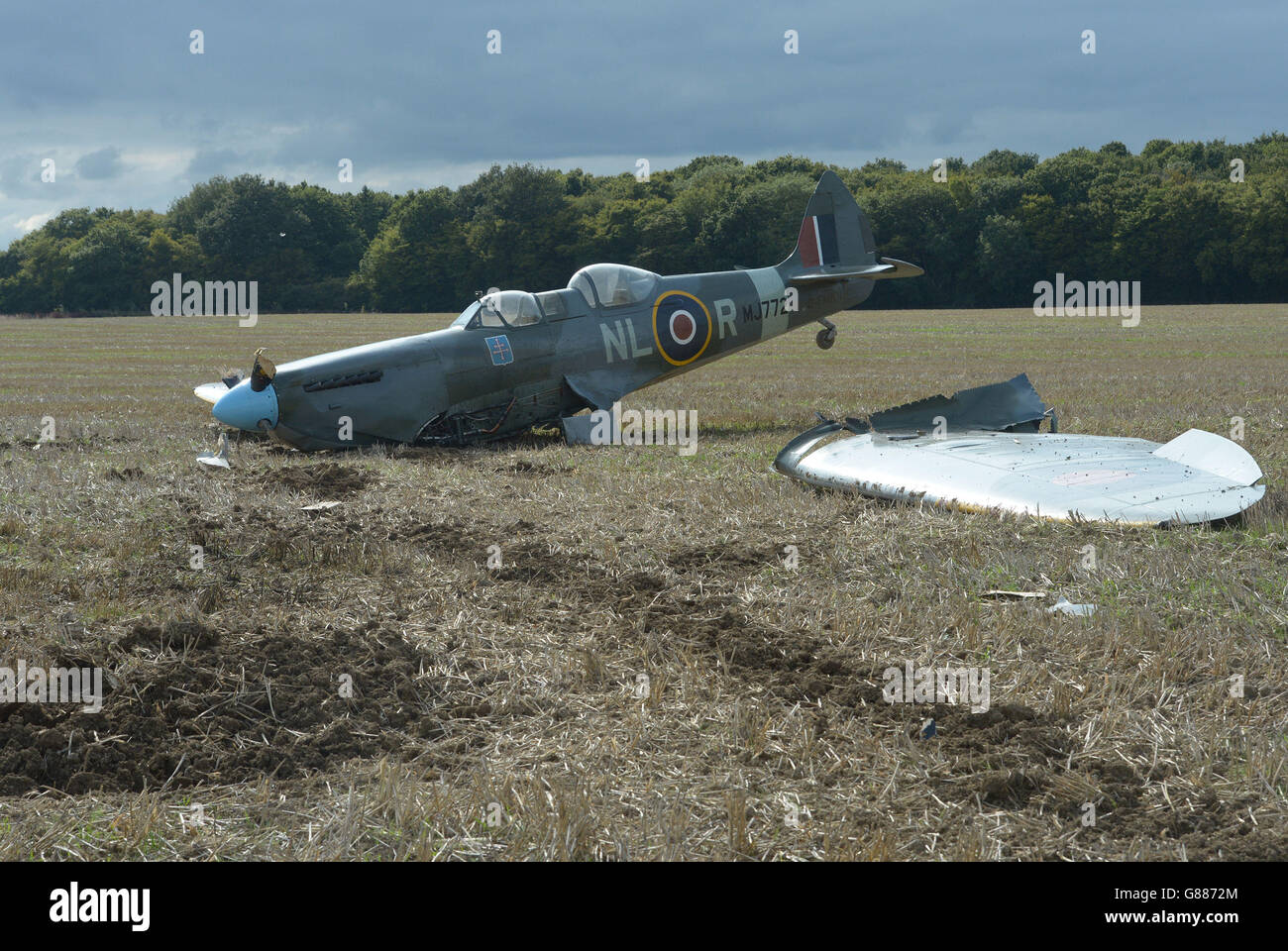 Spitfire emergency landing in field Stock Photo - Alamy