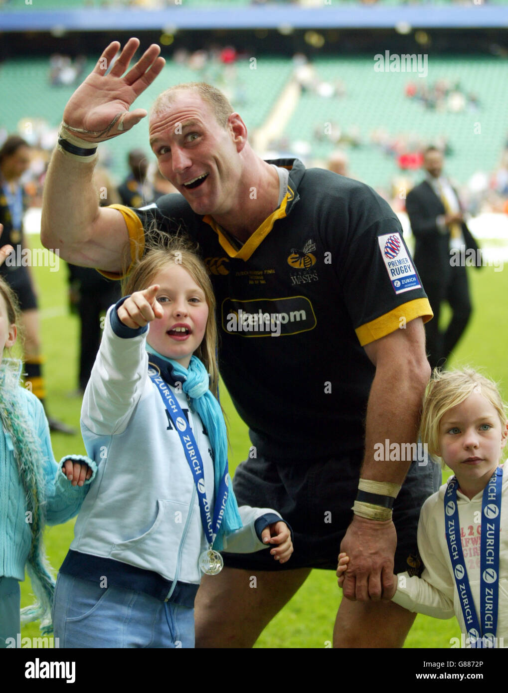 London wasps captain lawrence dallaglio waves to the crowd hi-res stock ...