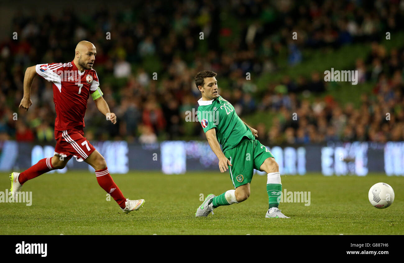 Republic of Ireland's Wes Hoolahan (right) and Georgia's Jaba Kankava ...