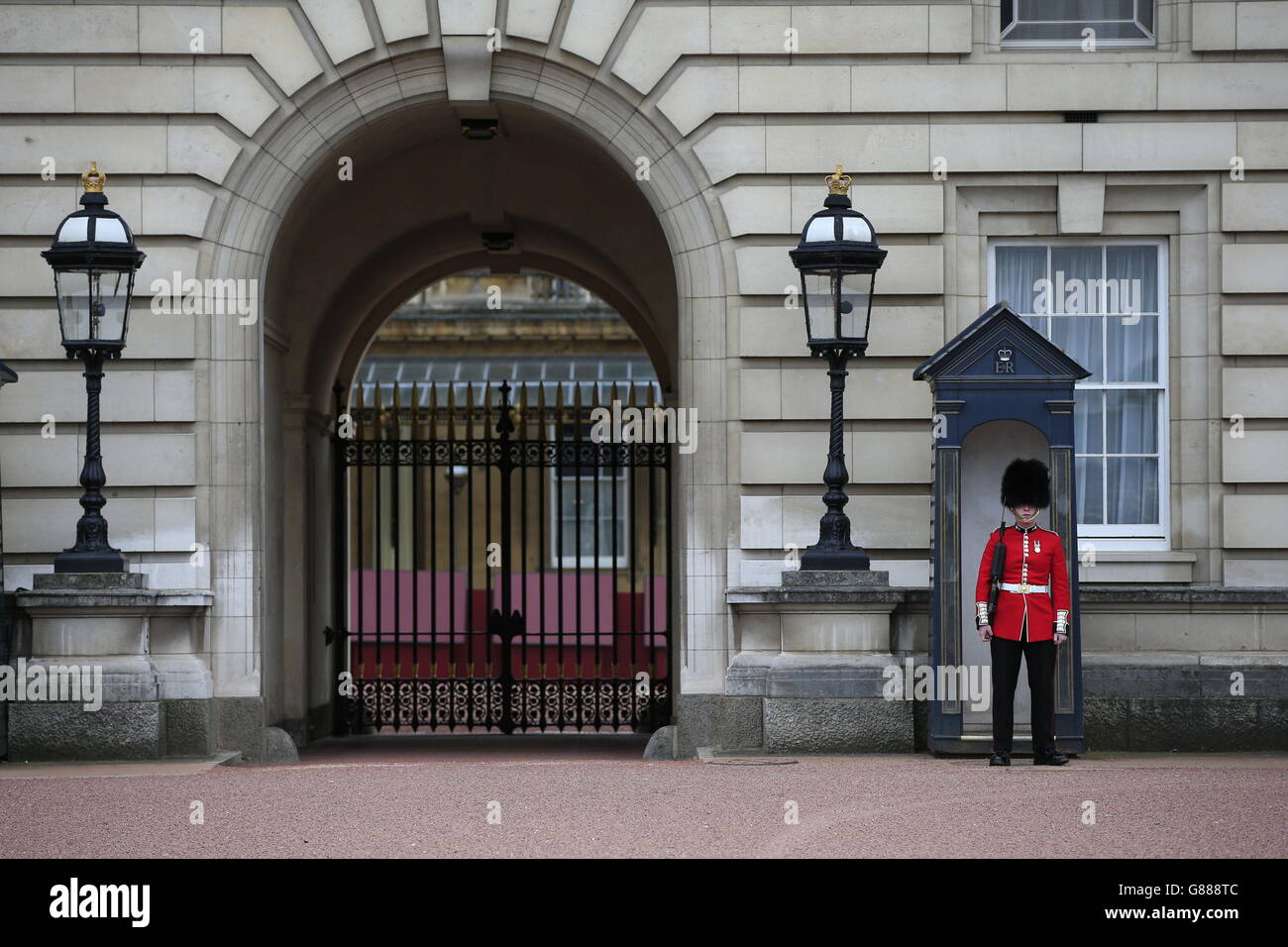 The official residence of queen elizabeth ii later hi-res stock ...
