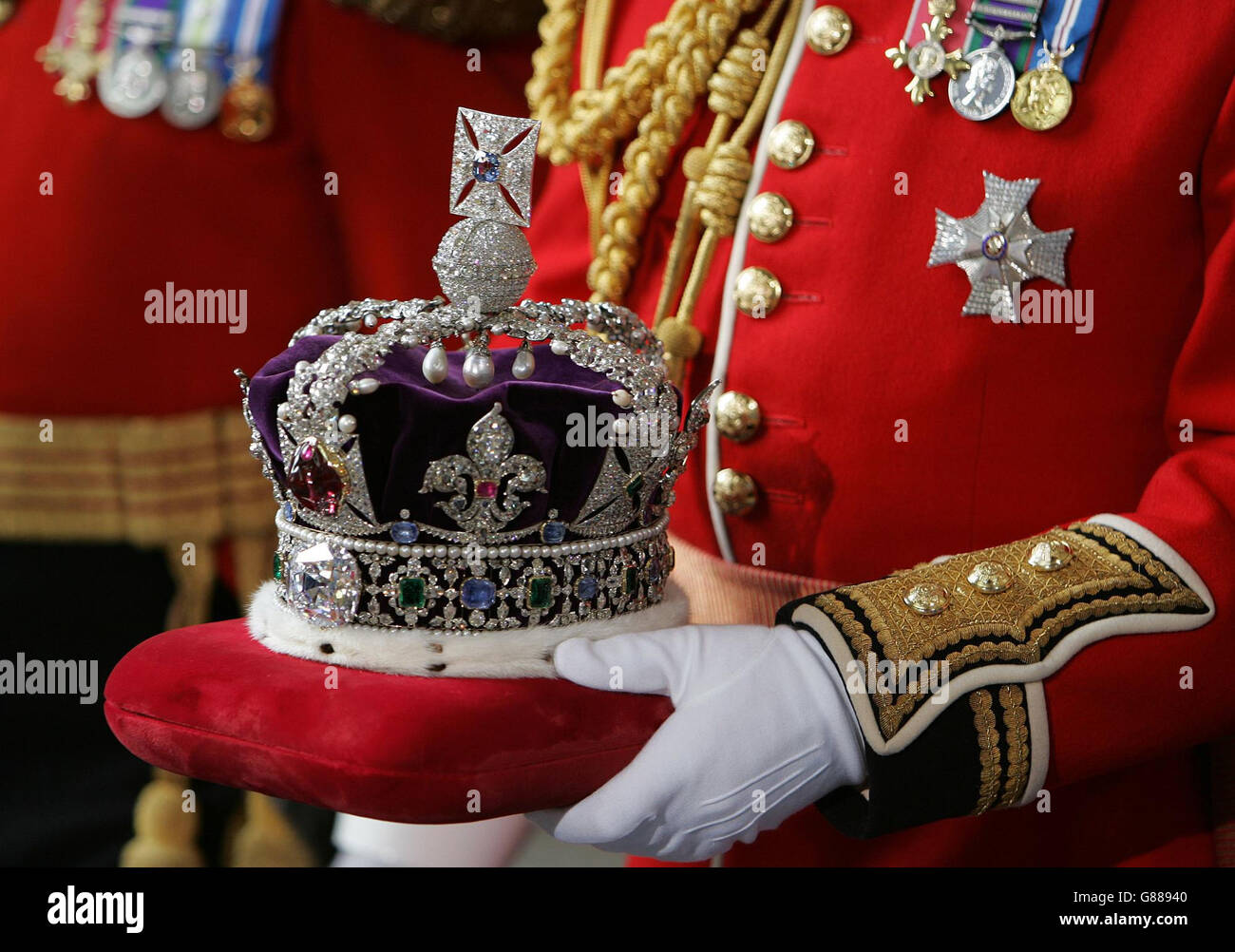 Queen elizabeth iis crown hi-res stock photography and images - Alamy