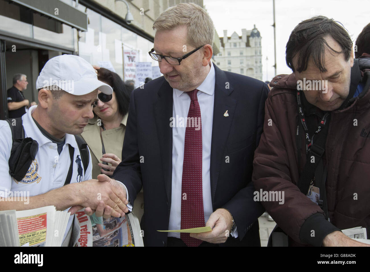 Unite general secretary len mccluskey centre hi-res stock photography ...