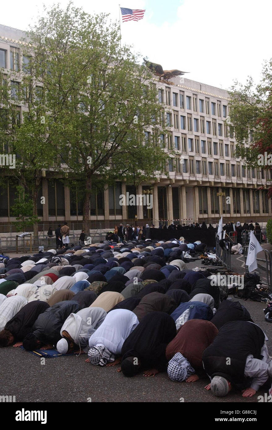 Muslim demonstrators - US Embassy Stock Photo - Alamy