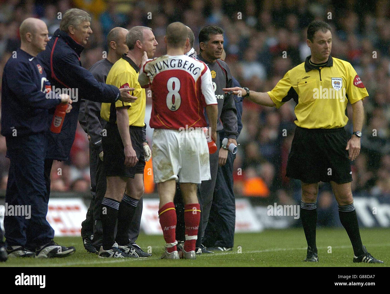 Fa referee rob styles hi-res stock photography and images - Alamy