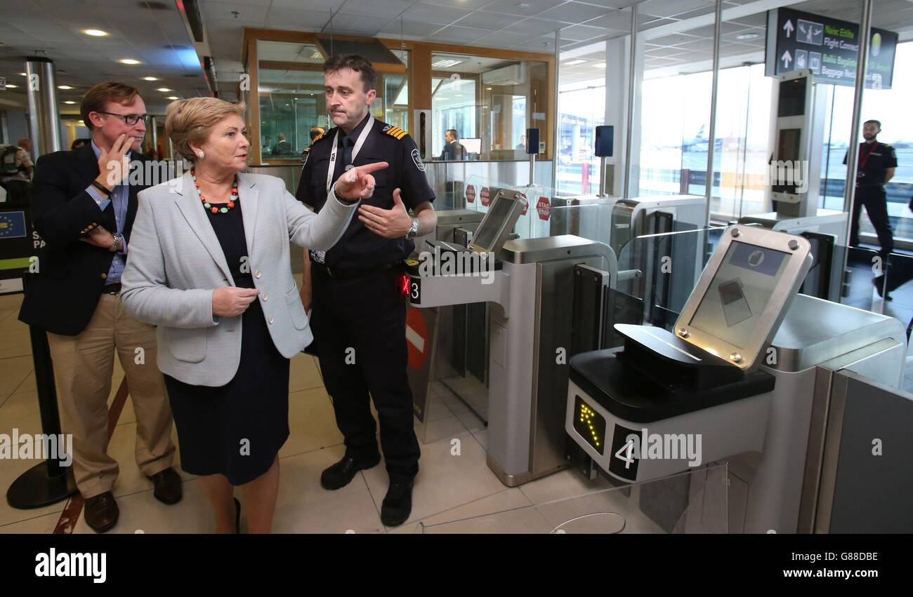 Irish immigration service hi-res stock photography and images - Alamy