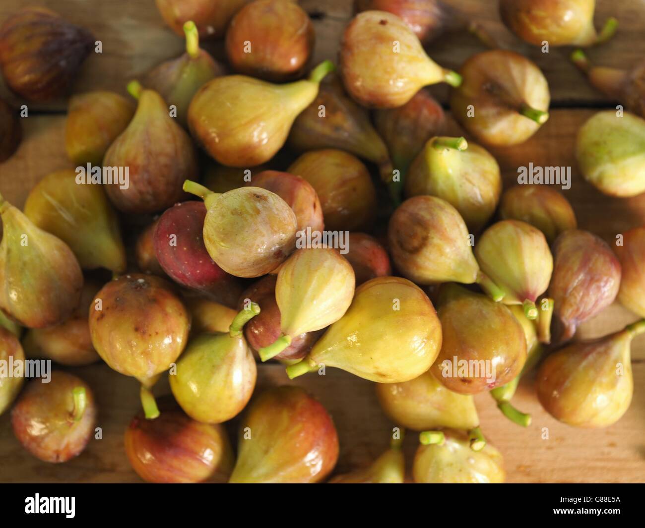 Beautiful organic figs lay flat on wood surface Stock Photo - Alamy