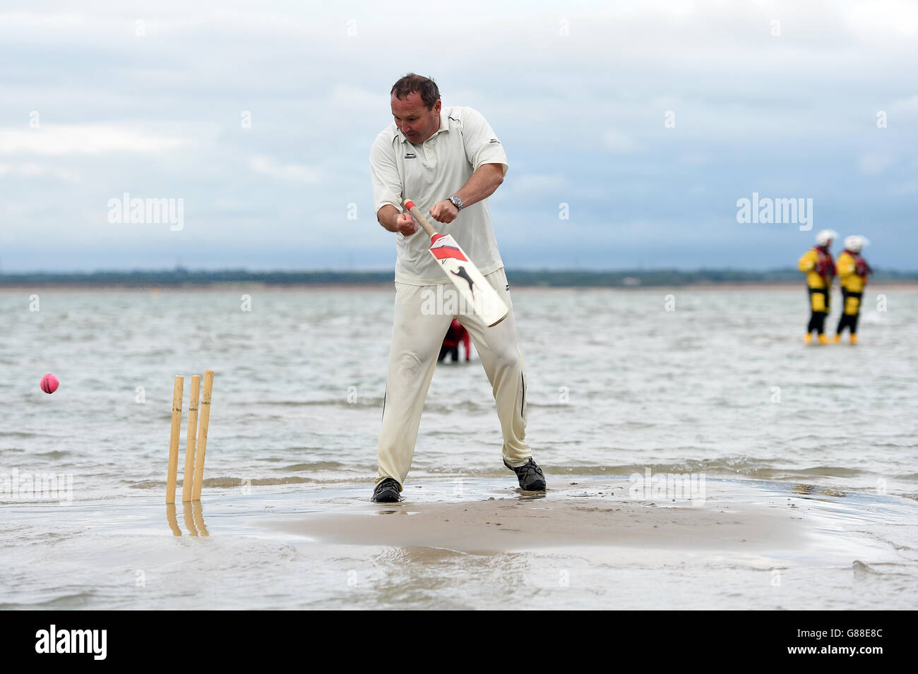 Bramble bank cricket match hi-res stock photography and images - Alamy