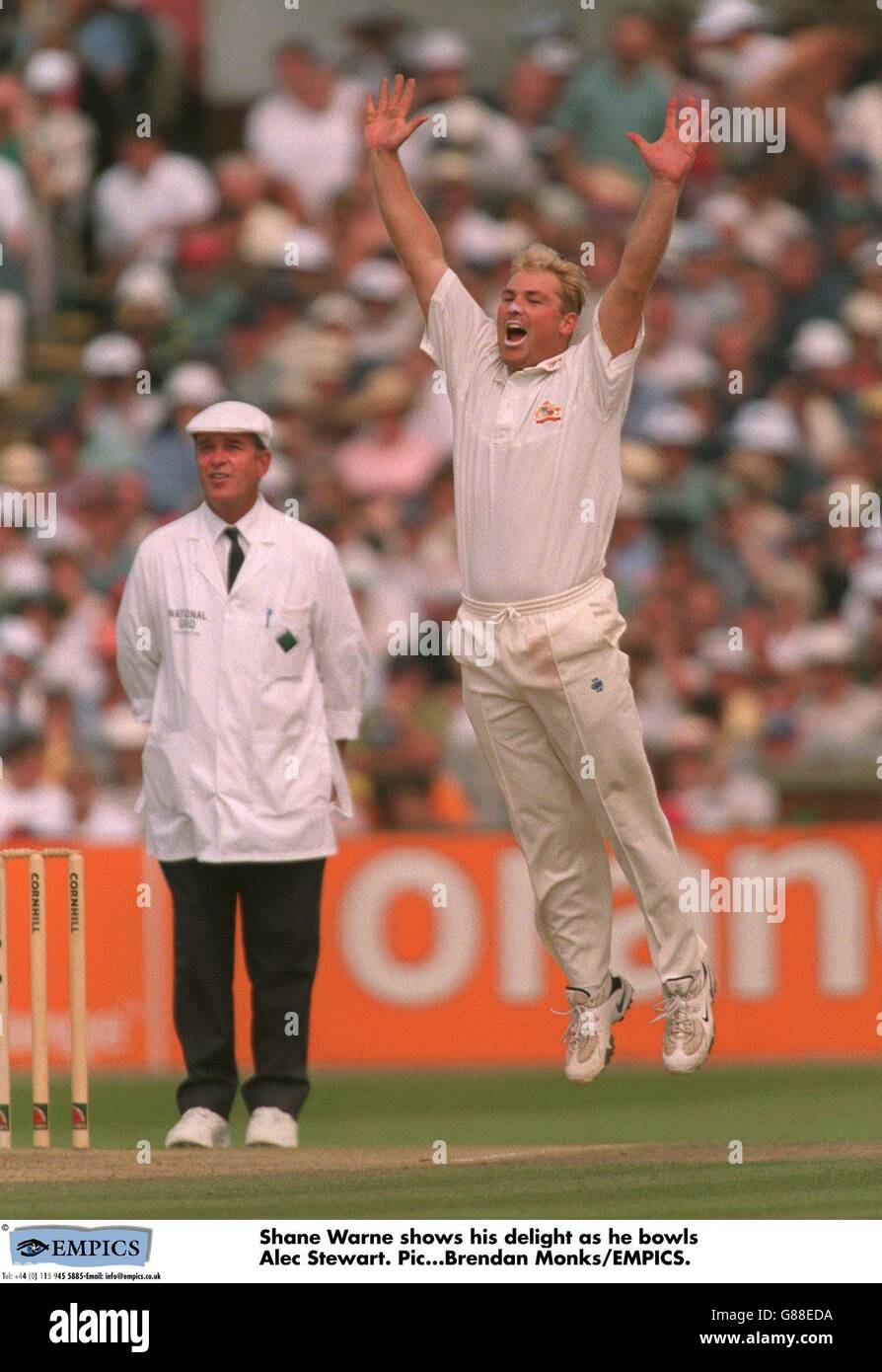 Shane Warne shows his delight as he bowls Alec Stewart Stock Photo - Alamy