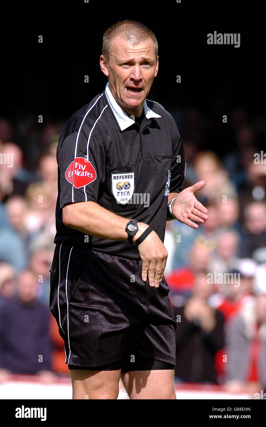 Graham poll premier league referee hi-res stock photography and images ...