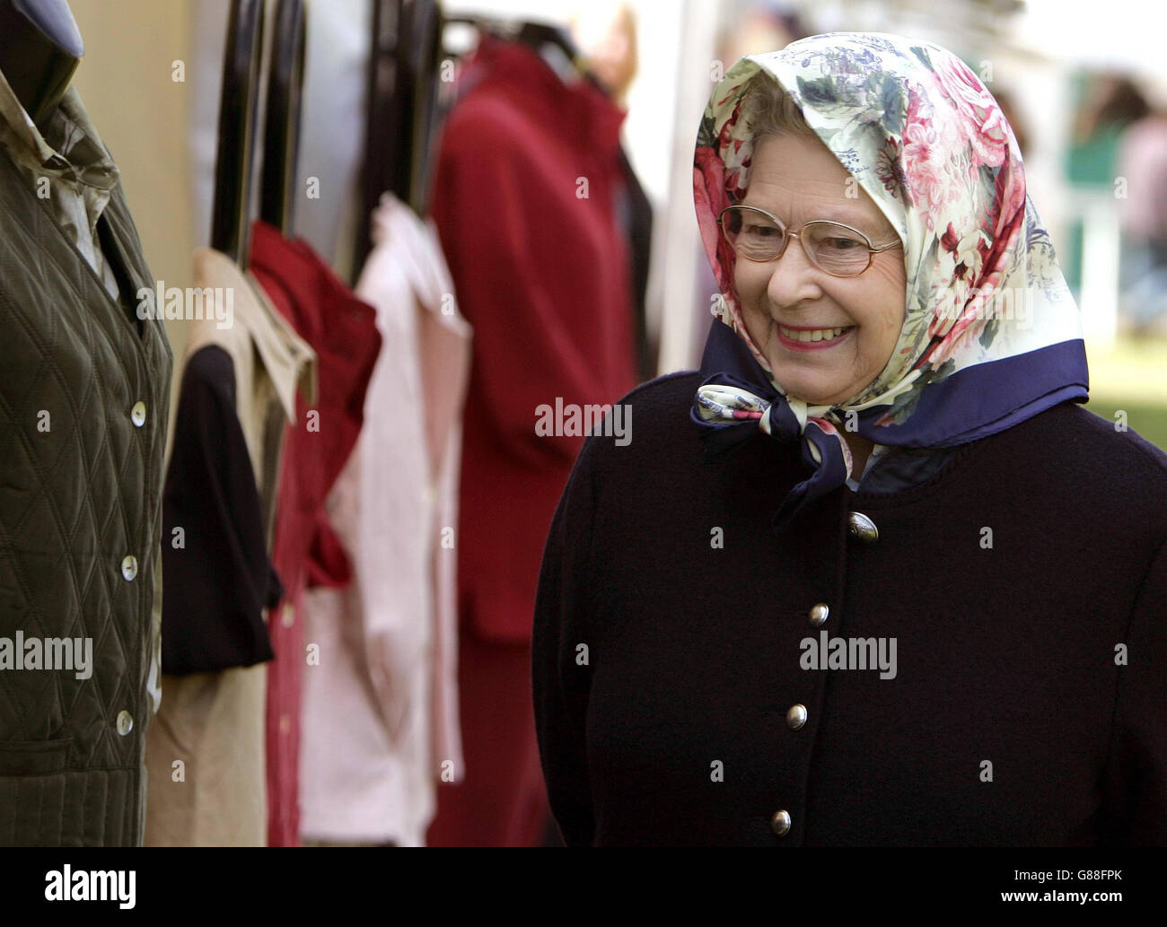 Britains queen elizabeth ii takes a walk around the show hi-res stock ...