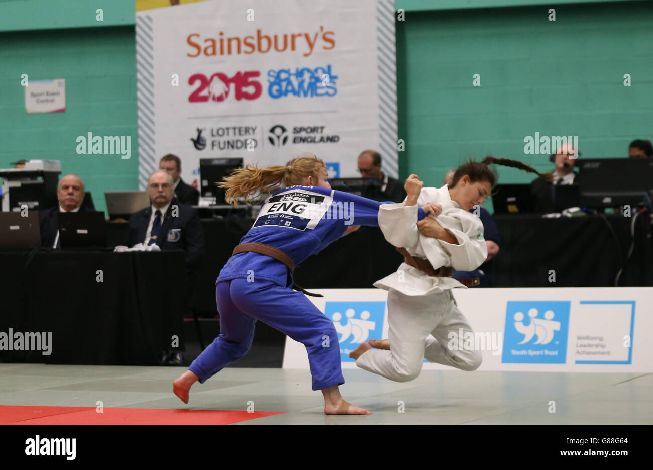 Scotland's Laura Hewitt (white) and England's Chloe Gowan (blue ...