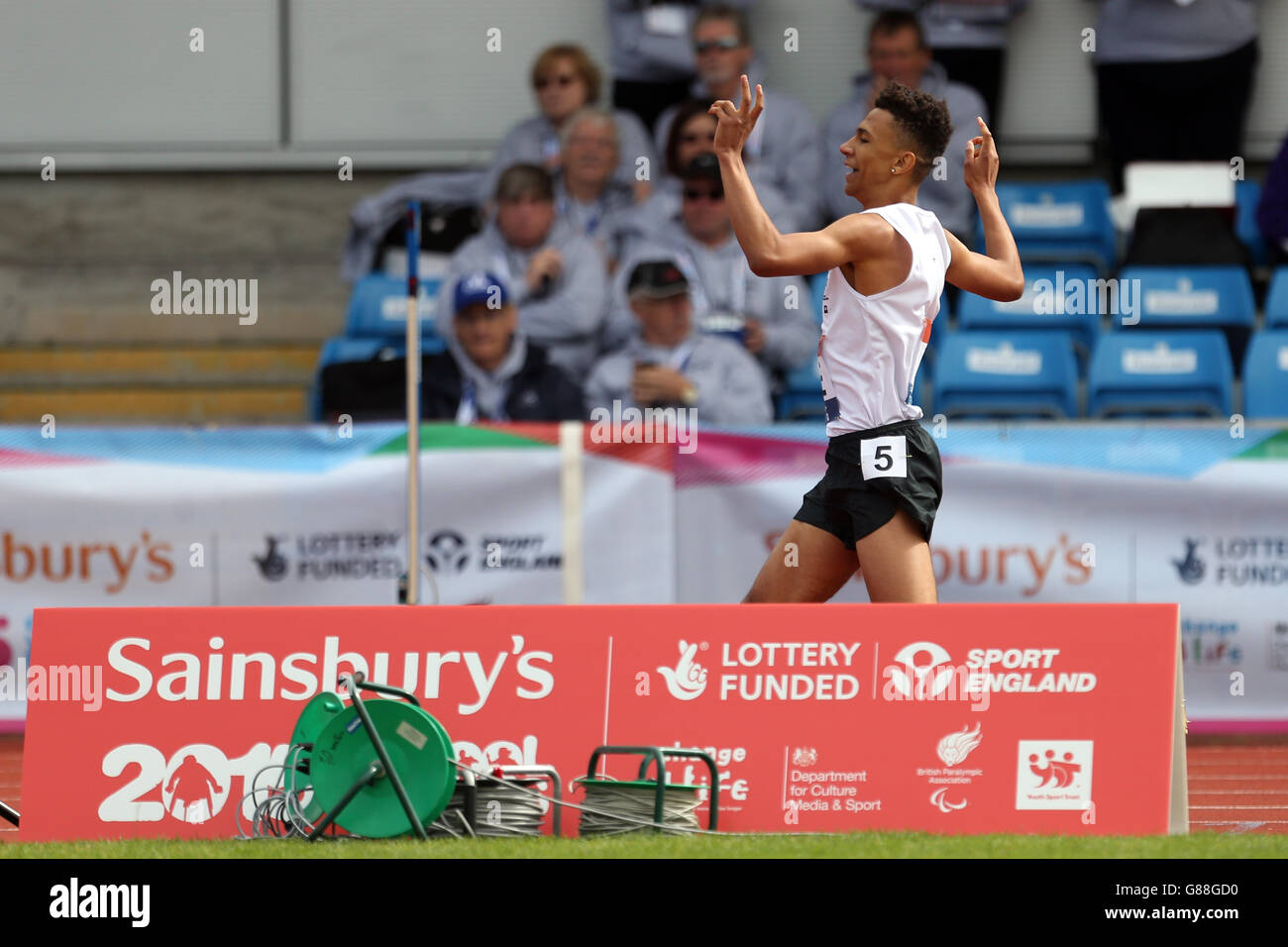 England South East's Canaan Solomon crosses the line to win the boys ...