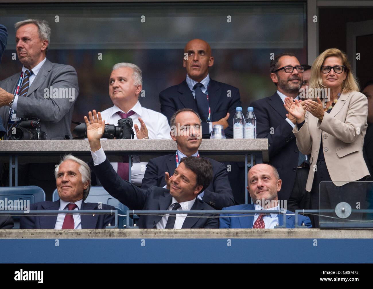 Italian President Matteo Renzi watches Flavia Pennetta and Roberta ...