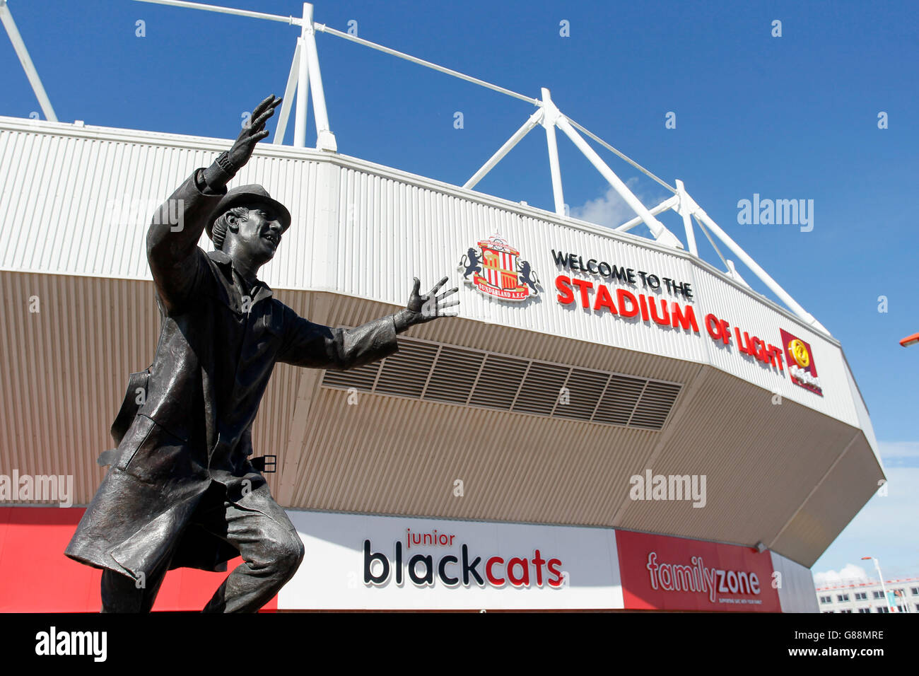 The bob stokoe statue outside the stadium of light hi-res stock ...