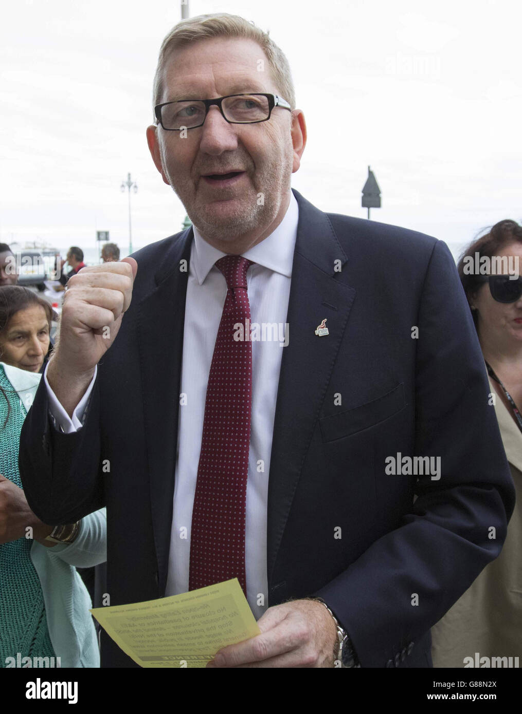 Unite general secretary len mccluskey centre hi-res stock photography ...