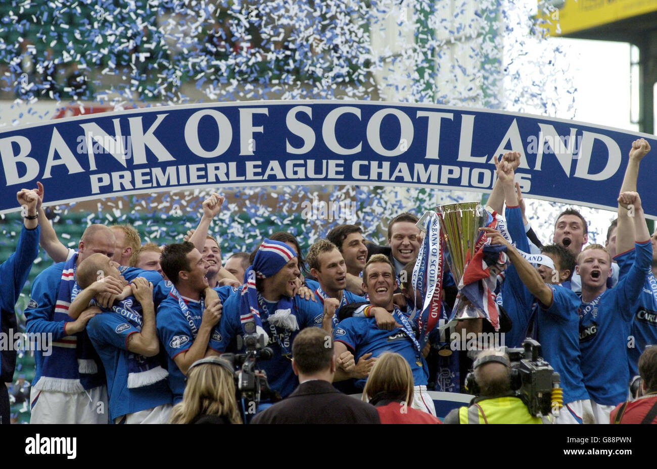 Rangers' players celebrate with the SPL Trophy after defeating ...