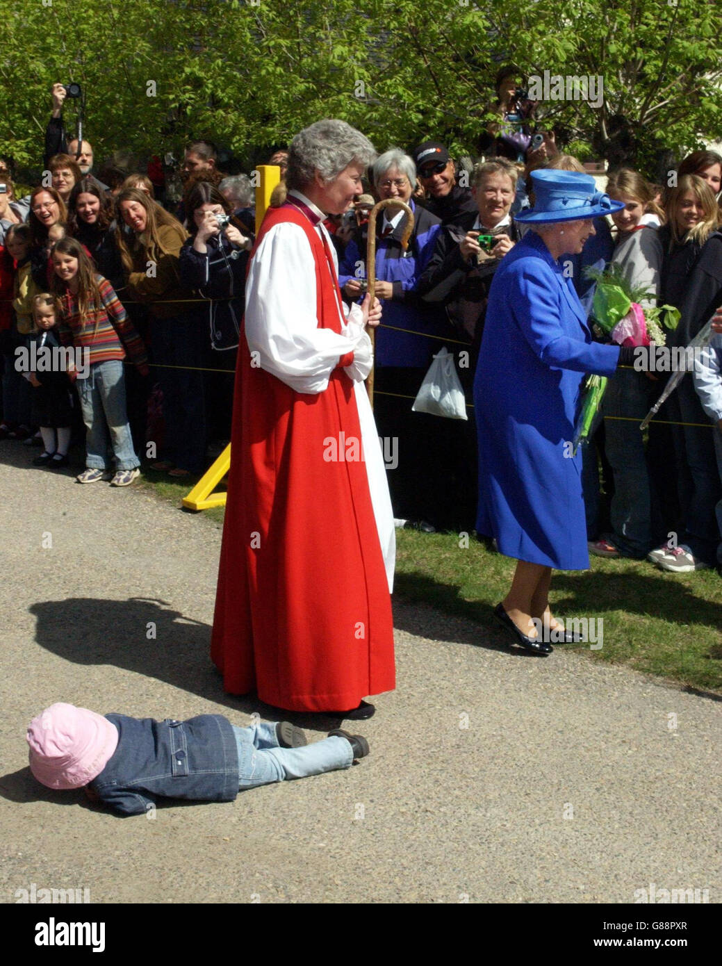 Royal crowd child traditional dress hi-res stock photography and images ...