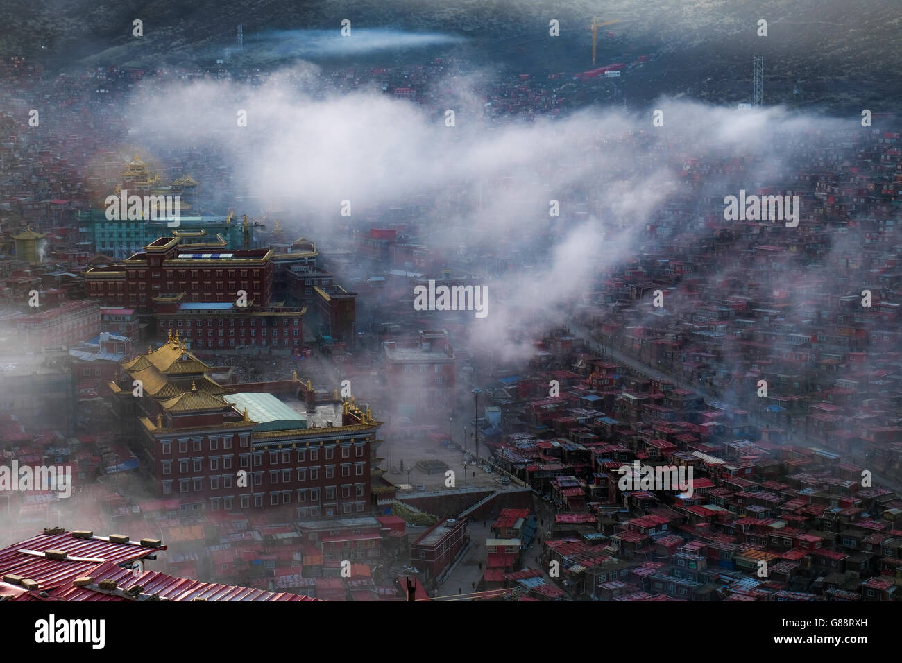 Sertar cityscape with larung gar buddhist academy hi-res stock ...