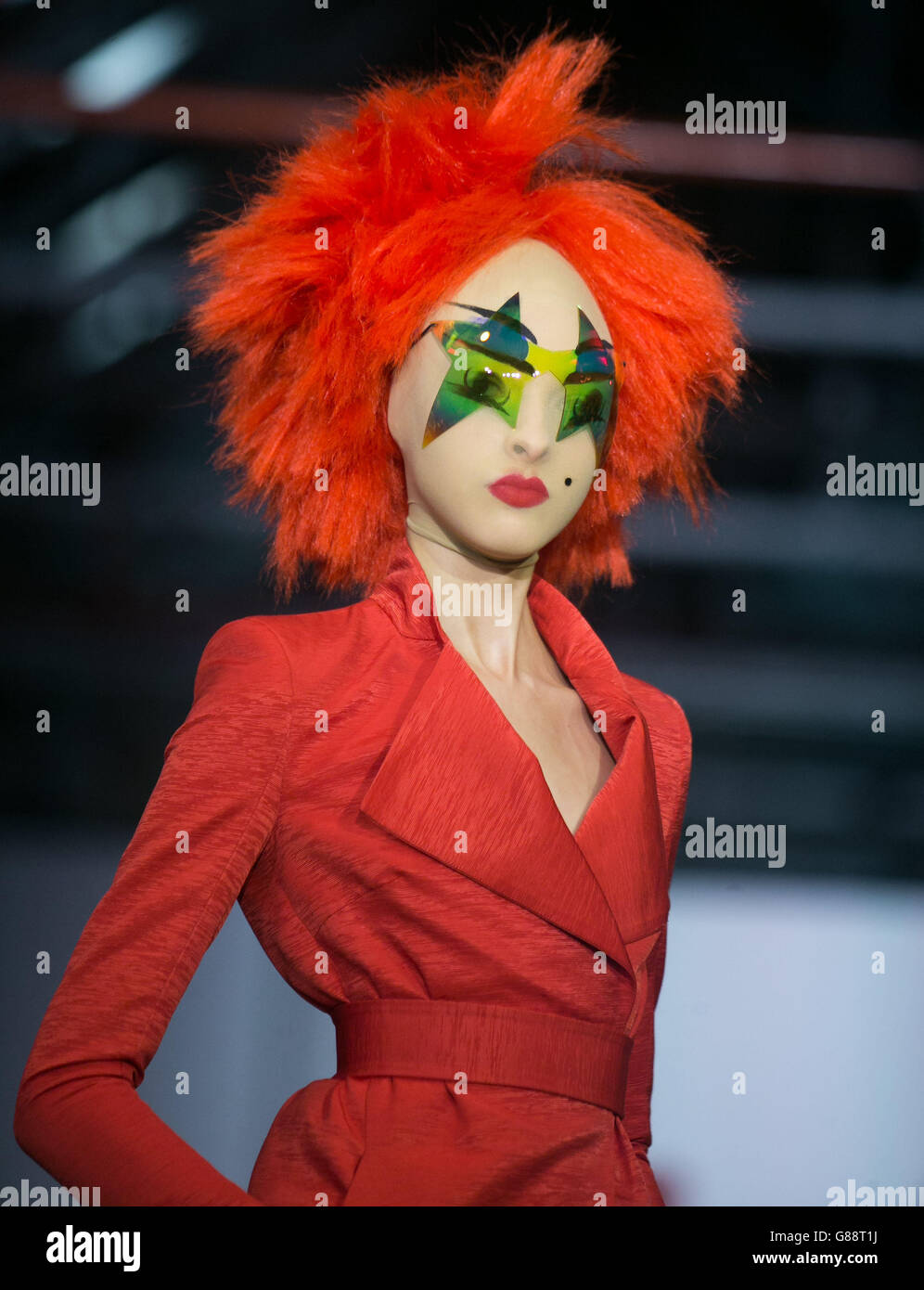 Gareth pugh fashion week hi-res stock photography and images - Alamy