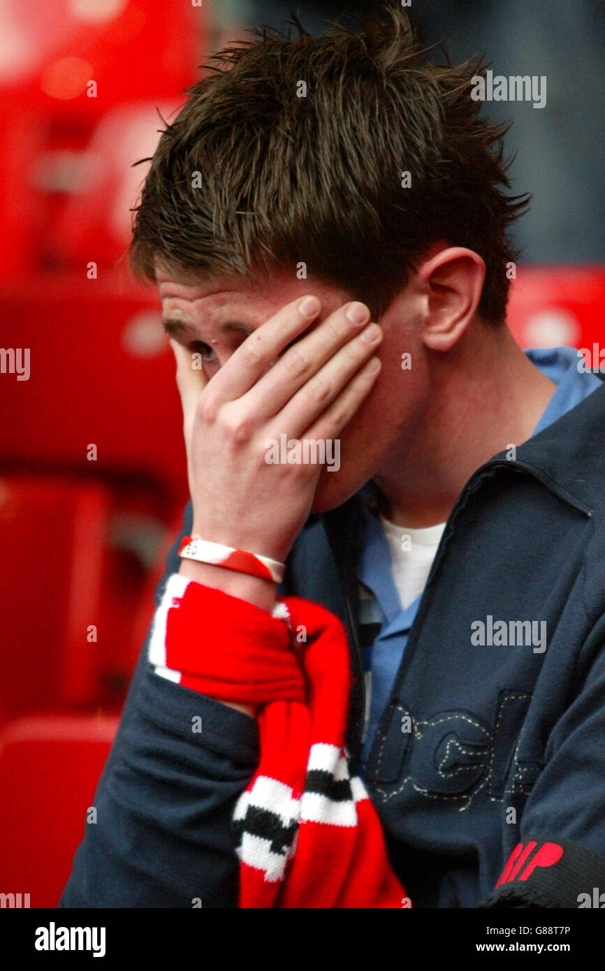 A young Manchester United fan can't bear to watch the Arsenal ...