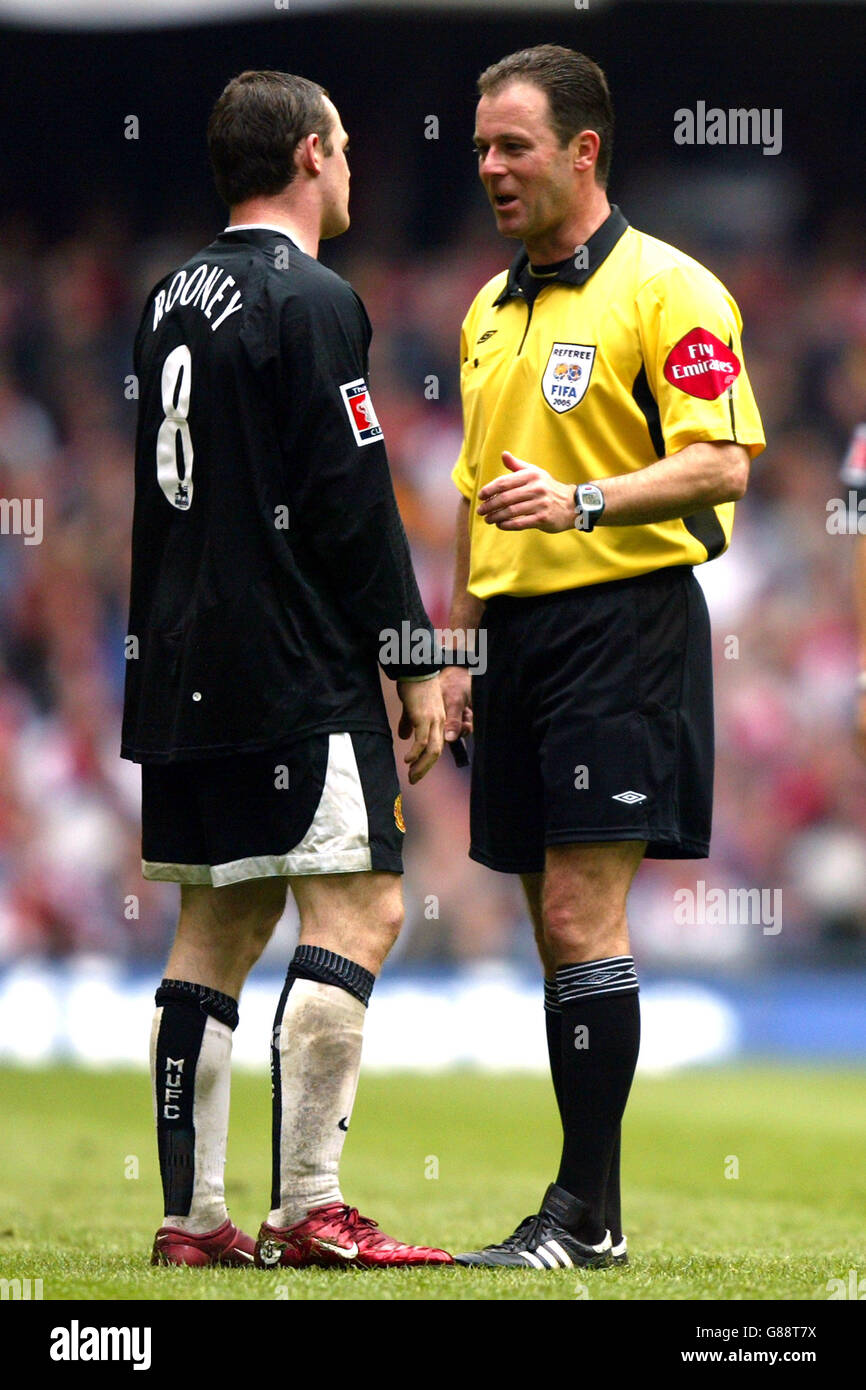 Referee Rob Styles (r) talks to Manchester United's Wayne Rooney Stock ...