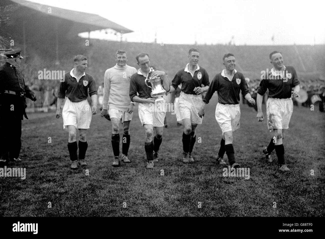 Arsenal with the fa cup trophy Black and White Stock Photos & Images ...