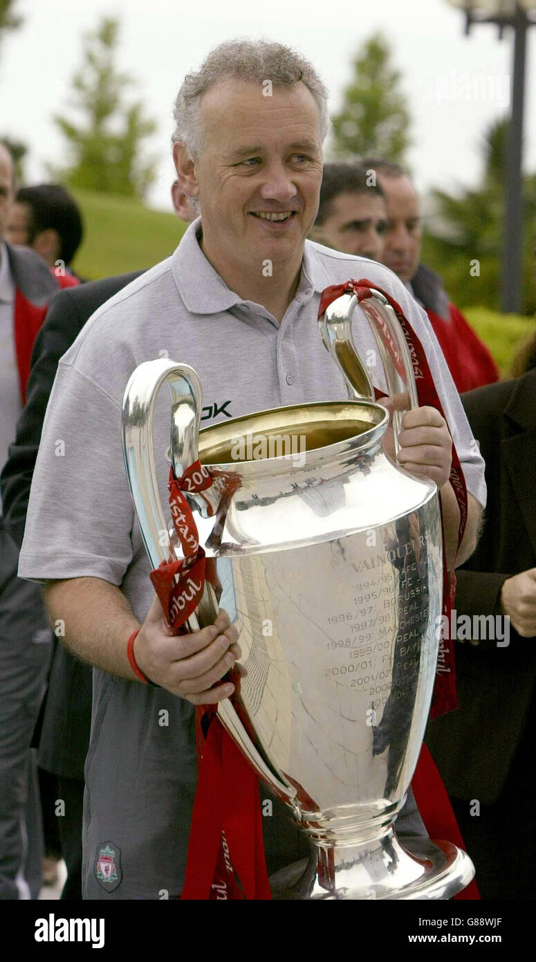 Liverpool chief executive rick parry with the champions league trophy ...