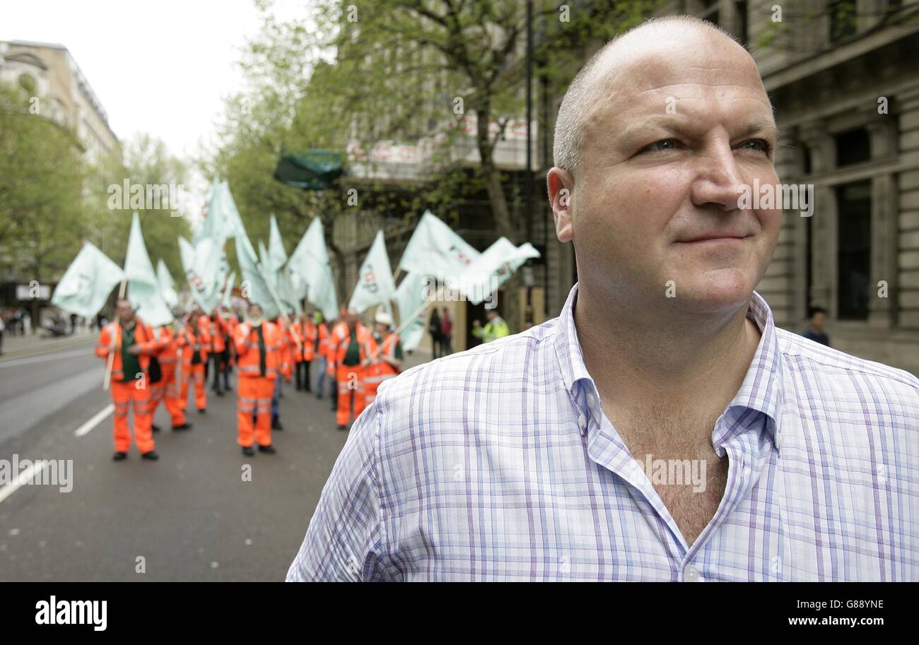 General Secretary Bob Crow leads members from his union, the Rail ...