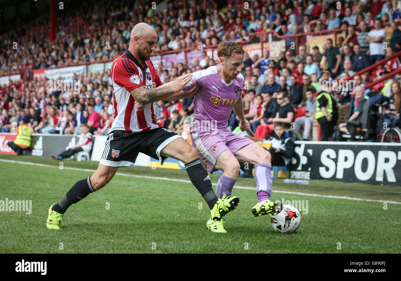 Reading;s Stephen Quinn holds off Brentford's Alan McCormack (left ...