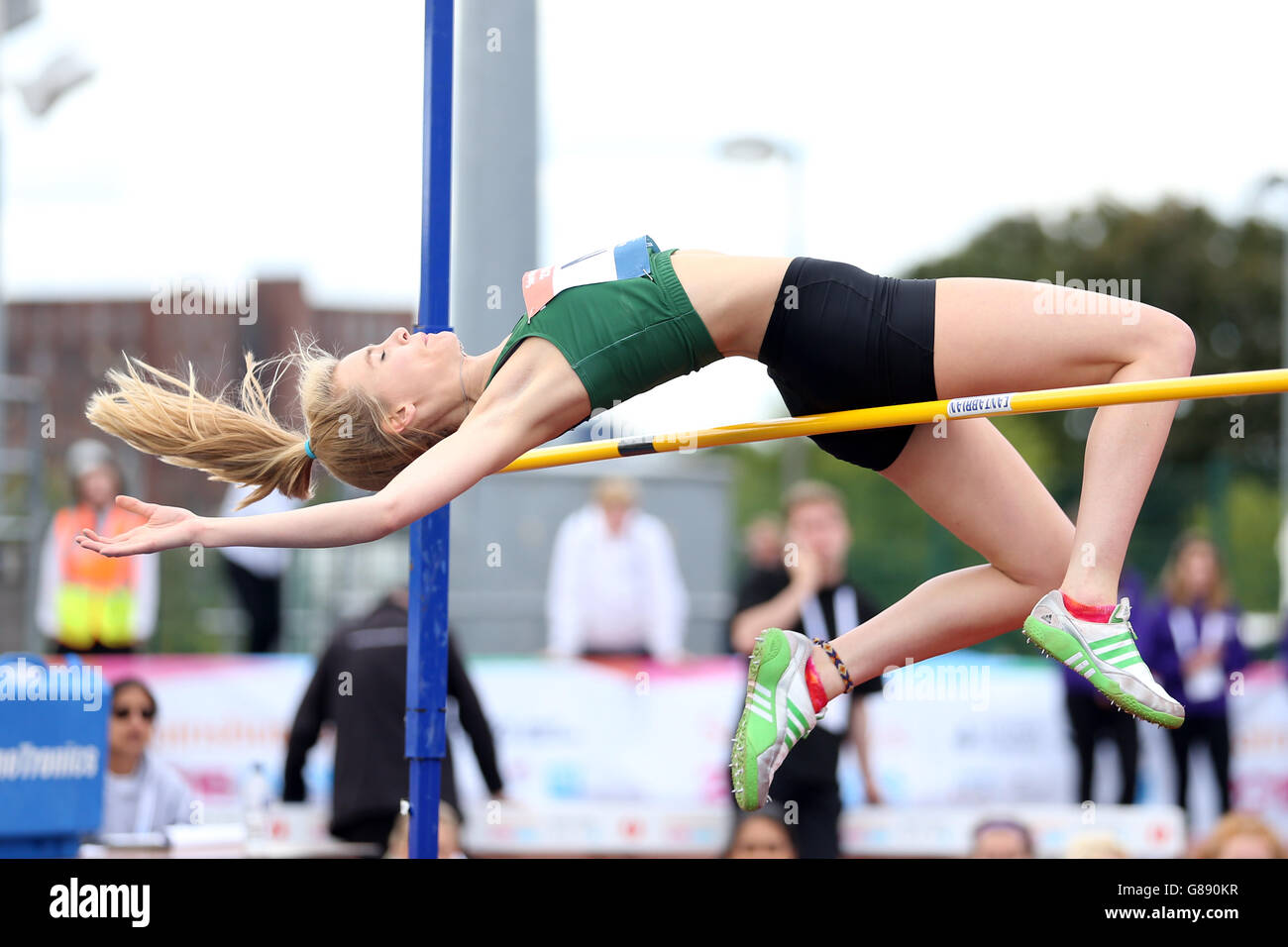 Girls high jump hi-res stock photography and images - Alamy