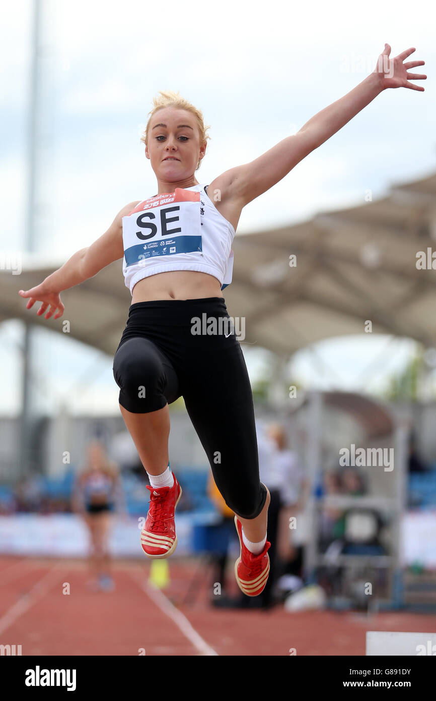 Girls long jump hi-res stock photography and images - Alamy
