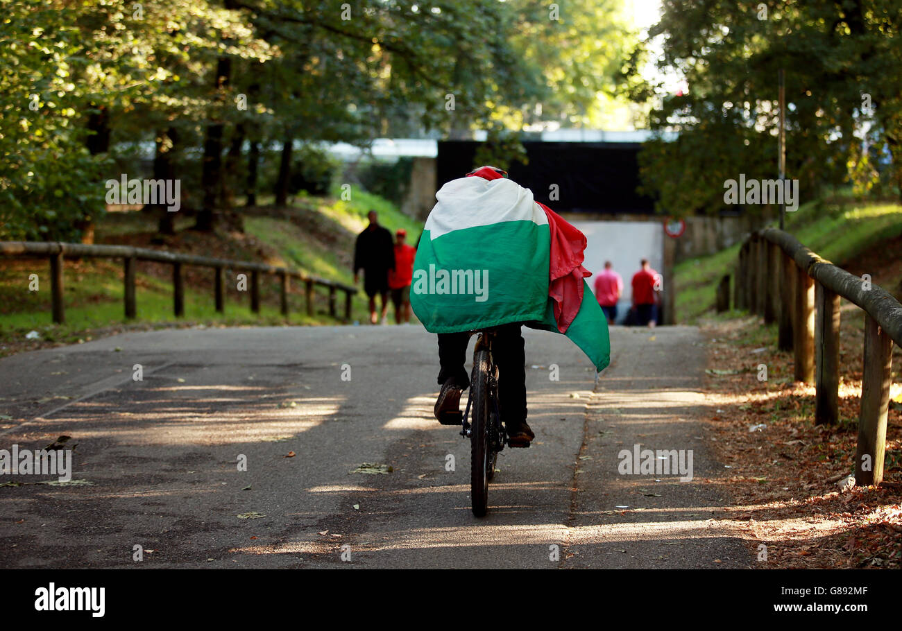 Cyclist with an italian flag at the autodromo nationale monza hi-res ...