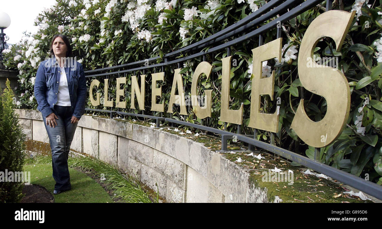 Rose gentle anti war demonstration hi-res stock photography and images ...
