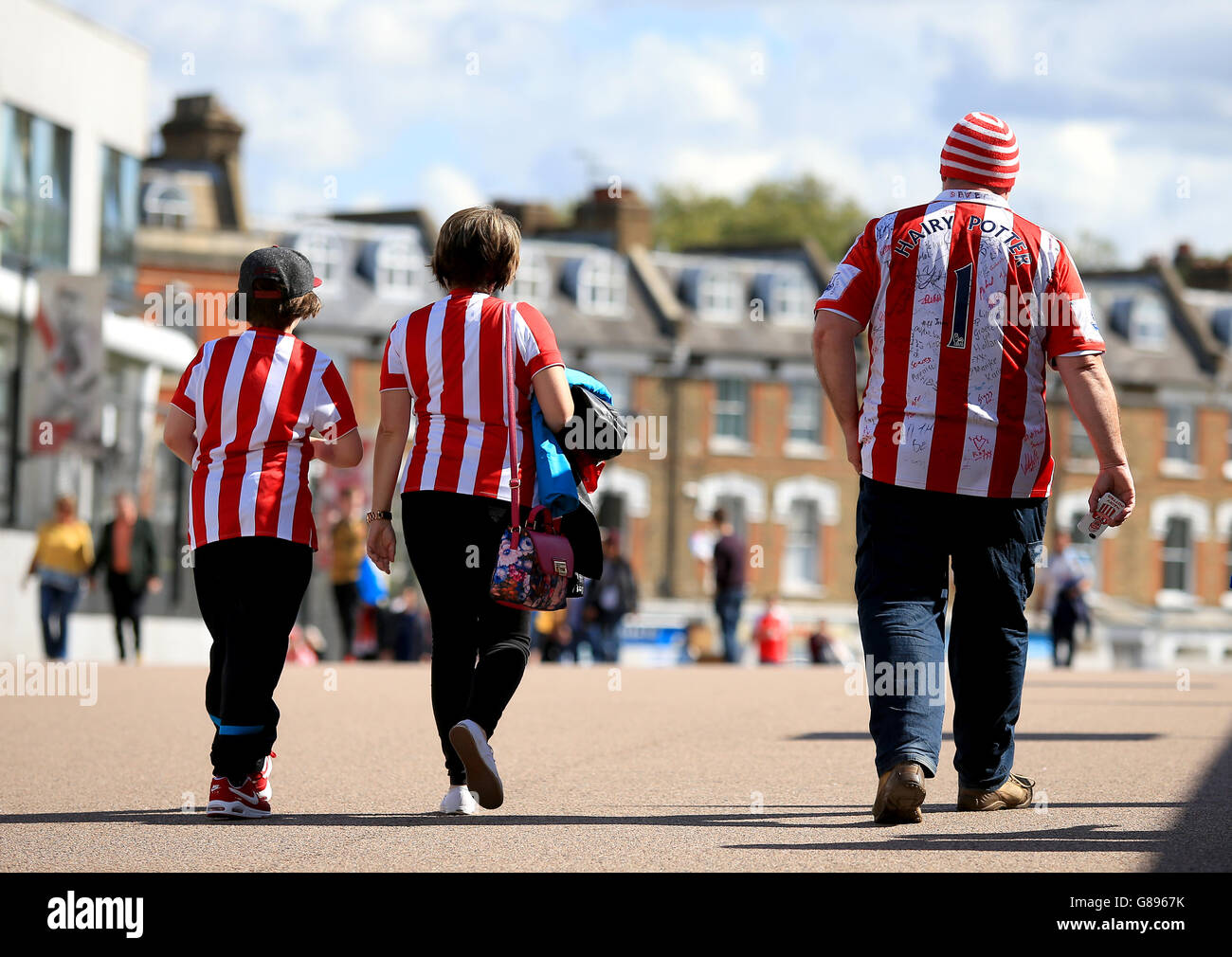 Fans arrive emirates stadium hi-res stock photography and images - Alamy