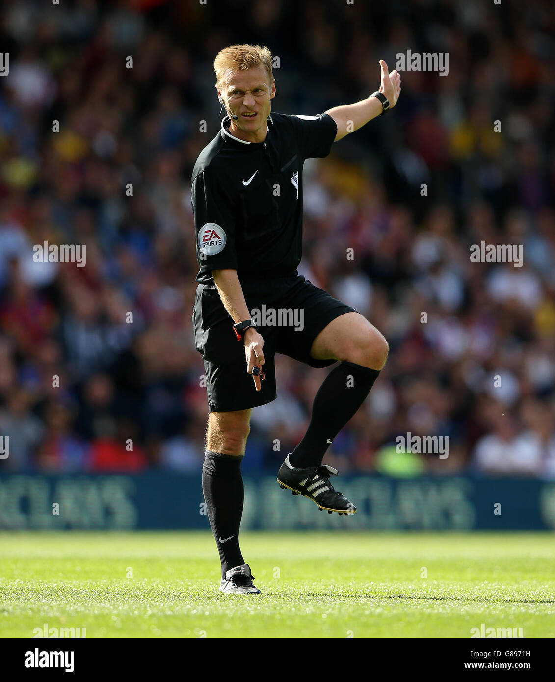 Referee Mike Jones during the Barclays Premier League match at Selhurst ...