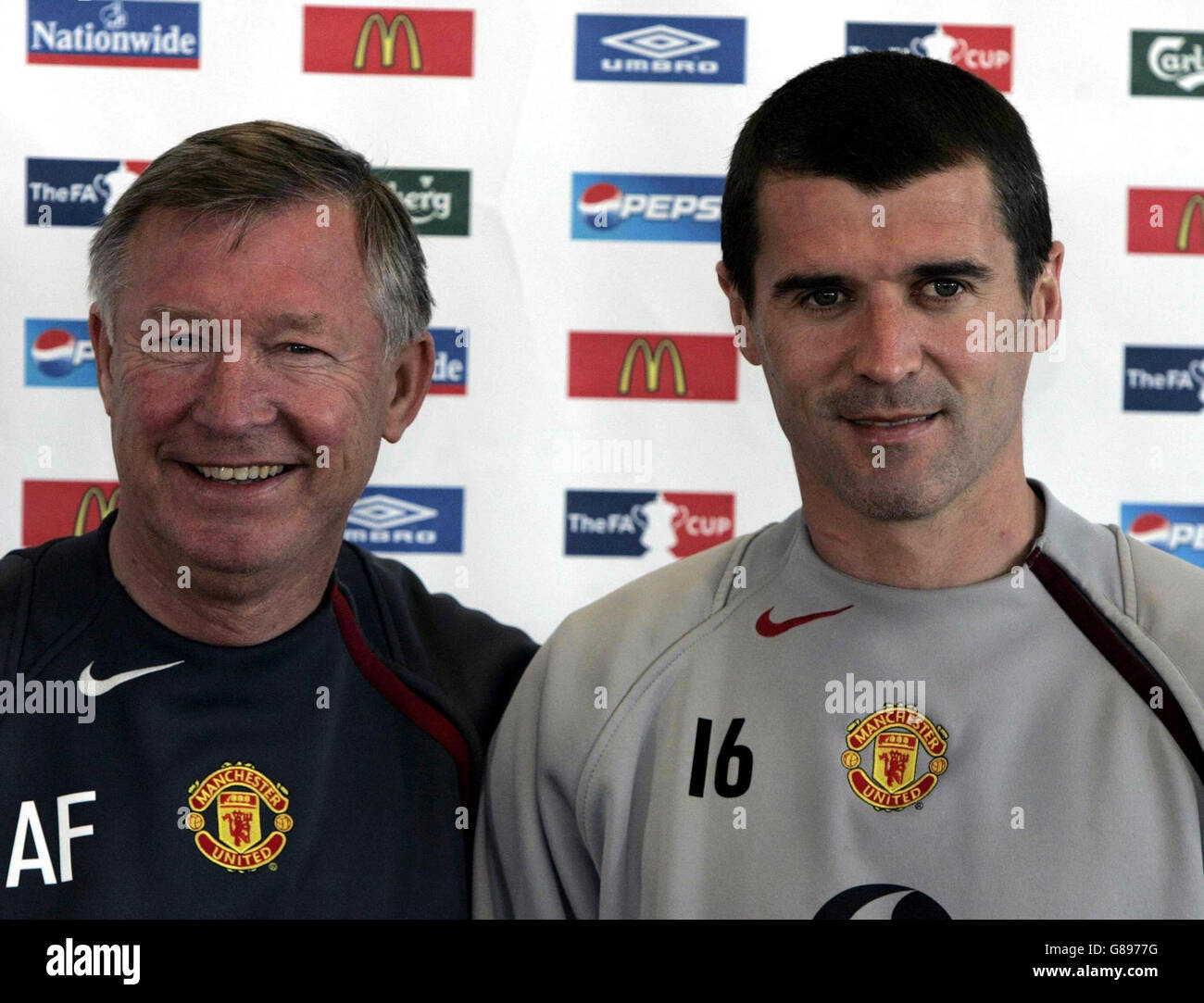 Manchester united arsenal roy keane hi-res stock photography and images ...