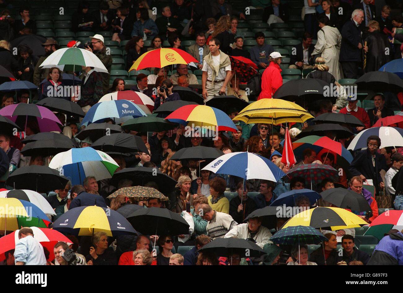 Wimbledon. Brollies back at centre court Stock Photo - Alamy