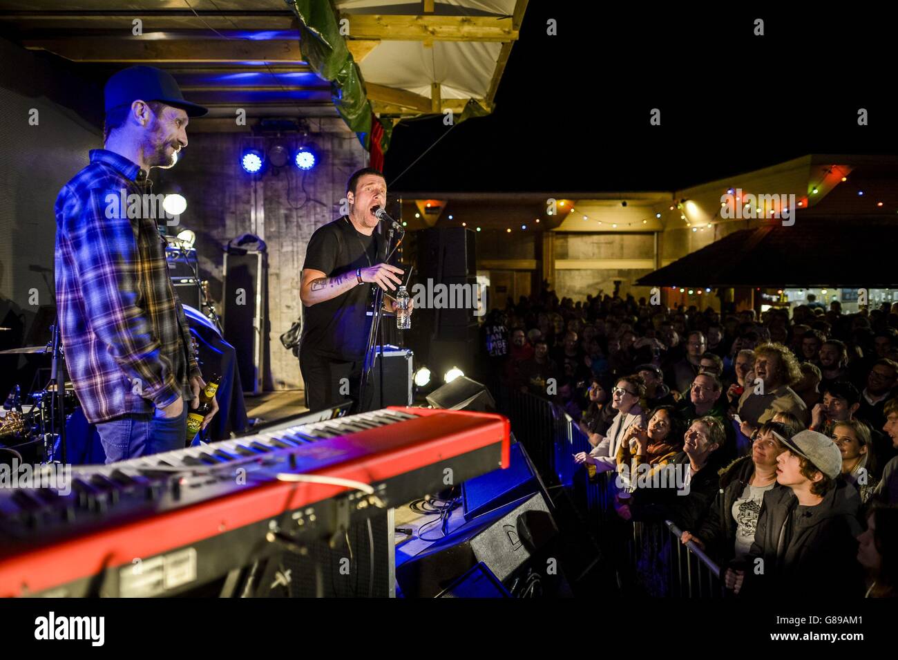 Musician andrew robert lindsay fearn hi-res stock photography and ...