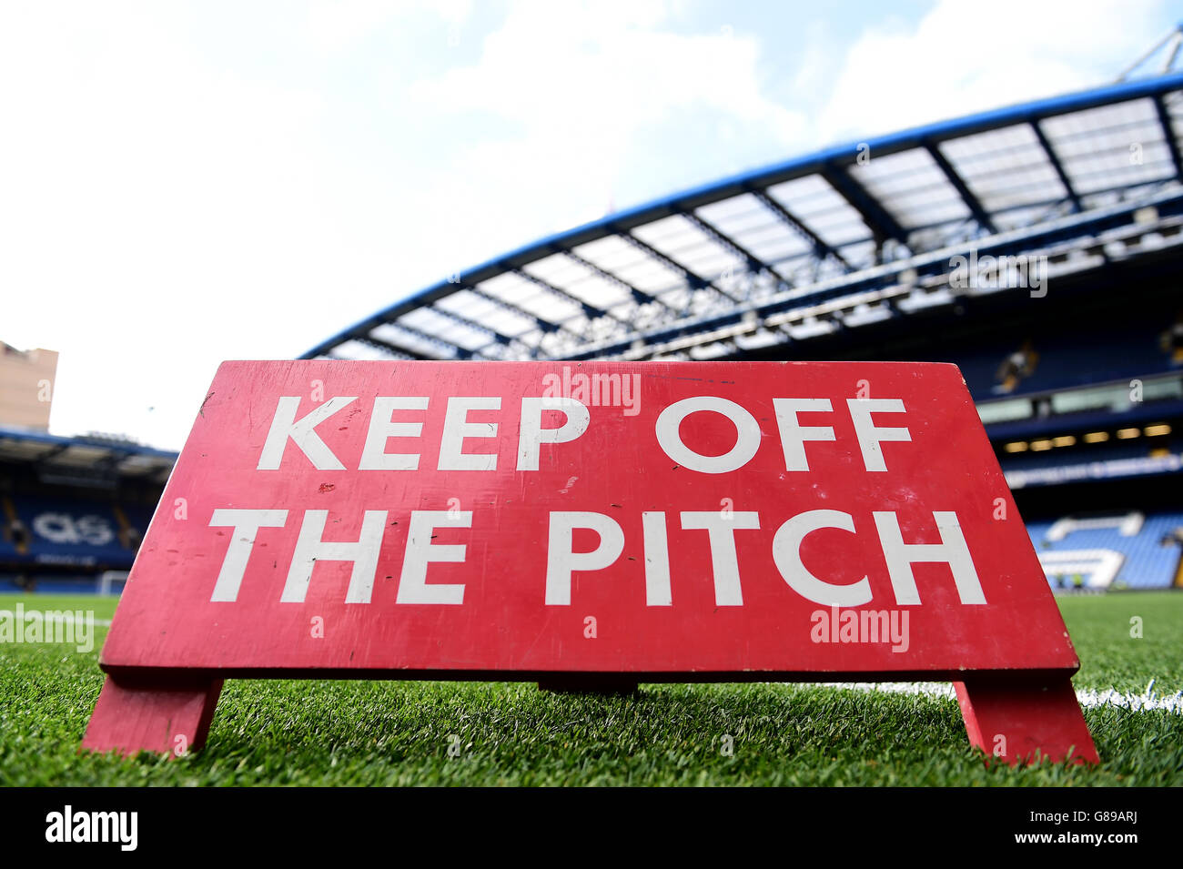 A 'Keep Off The Pitch' sign at Stamford Bridge before the Barclays ...