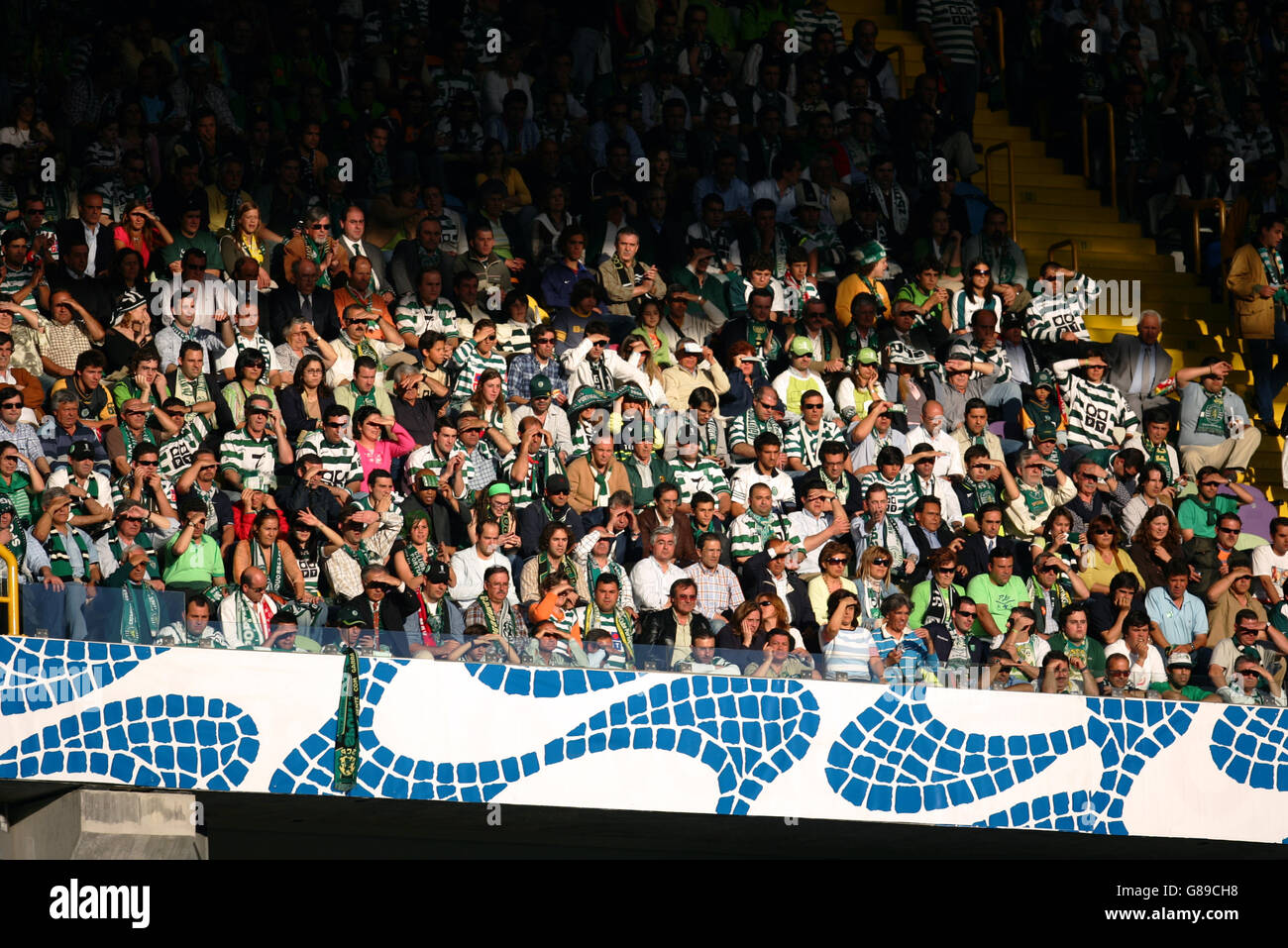 Action atmosphere stadium football hi-res stock photography and images ...