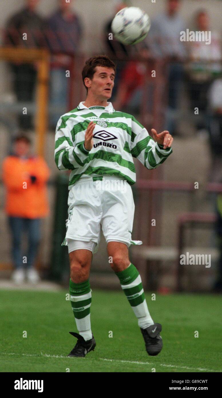 Soccer - Derry City v Celtic. Tosh McKinlay, Celtic Stock Photo - Alamy