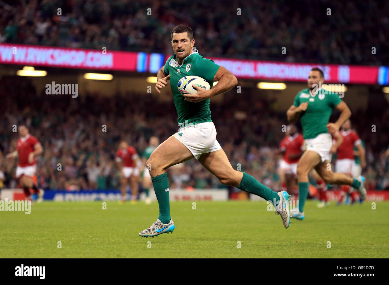 Ireland's Rob Kearney races clear to score his side's seventh try of ...