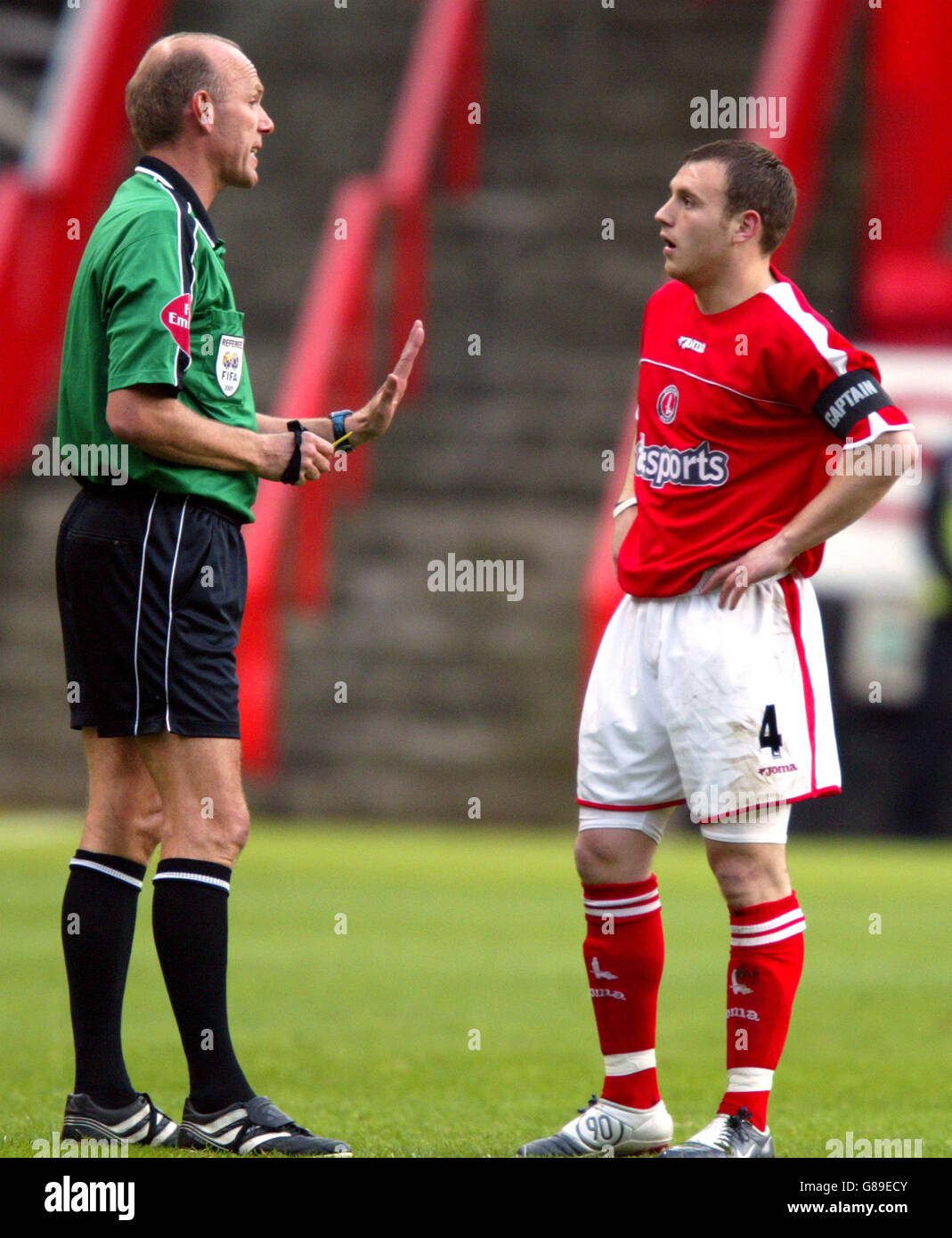 Football referee steve bennett hi-res stock photography and images - Alamy
