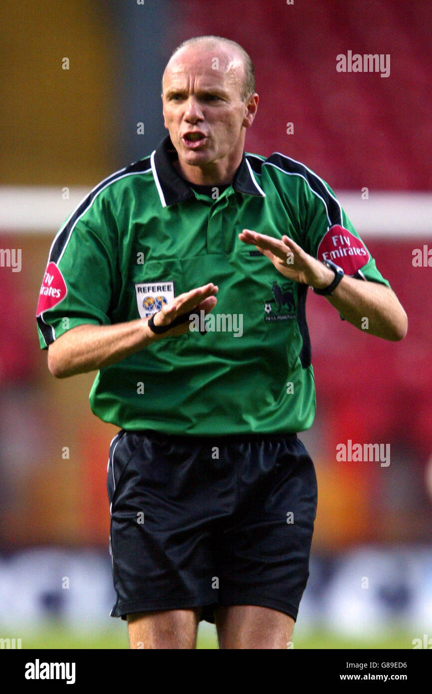 Football referee steve bennett hi-res stock photography and images - Alamy