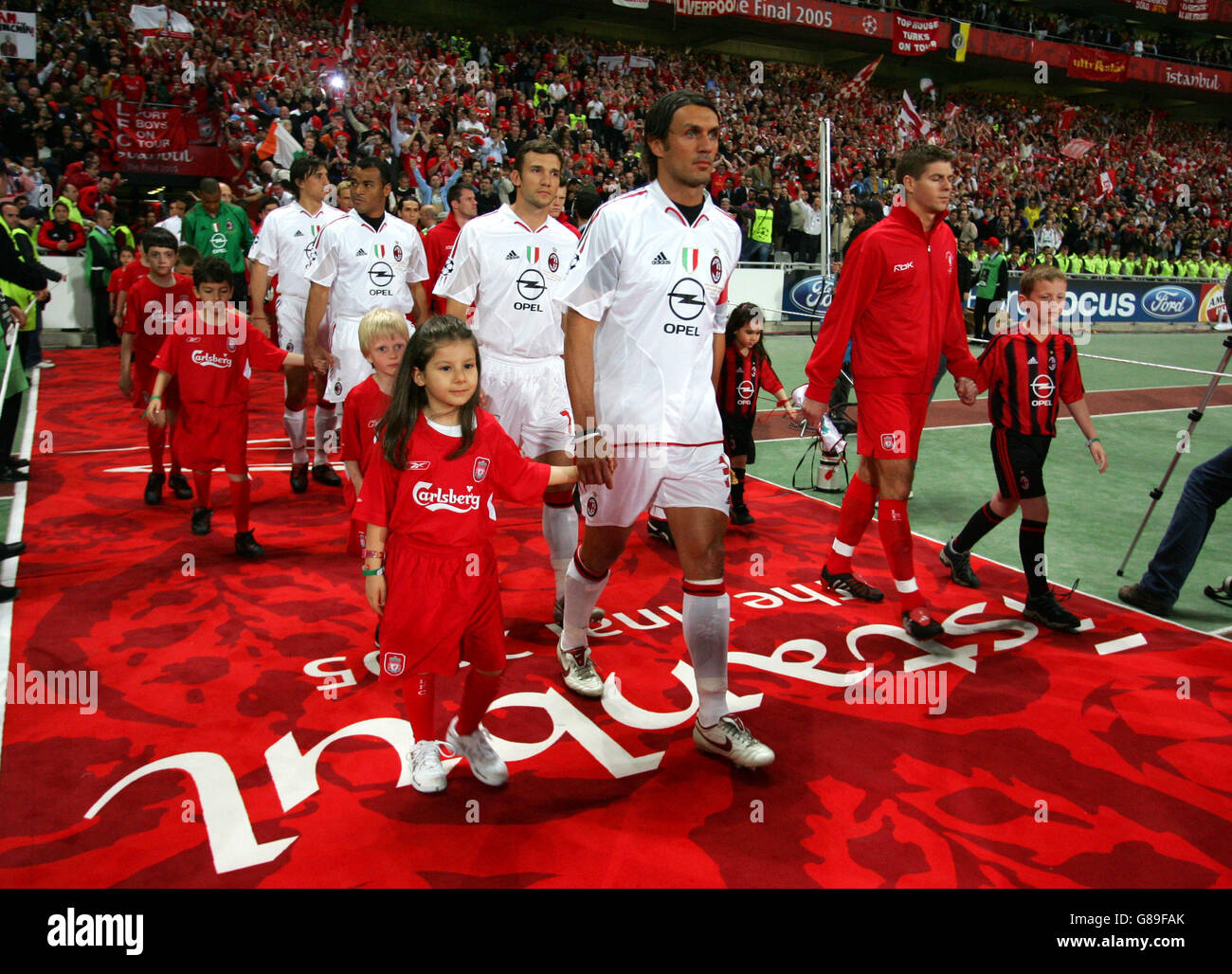 Liverpool's captain Steven Gerrard (r) and AC Milan's captain Paolo ...